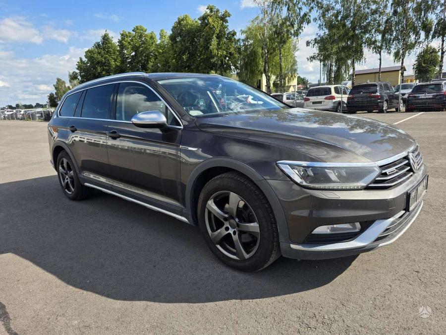 Brown Volkswagen Passat Alltrack 2016 in Marijampole, with an engine capacity of 2.00 L and mileage of 334 thousand km for 8800 €, photo 3 on AUTOMOTO.COM.LV