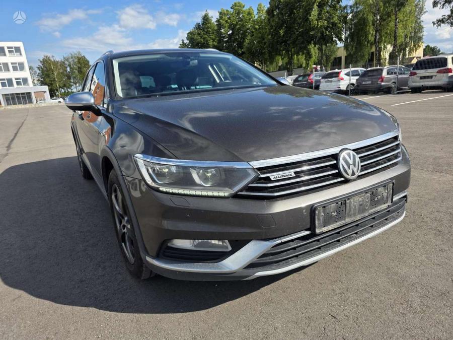 Brown Volkswagen Passat Alltrack 2016 in Marijampole, with an engine capacity of 2.00 L and mileage of 334 thousand km for 8800 €, photo 4 on AUTOMOTO.COM.LV
