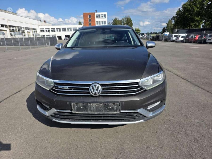 Brown Volkswagen Passat Alltrack 2016 in Marijampole, with an engine capacity of 2.00 L and mileage of 334 thousand km for 8800 €, photo 5 on AUTOMOTO.COM.LV