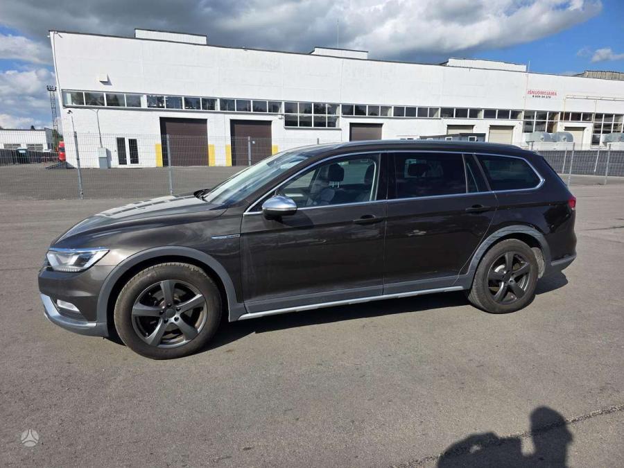 Brown Volkswagen Passat Alltrack 2016 in Marijampole, with an engine capacity of 2.00 L and mileage of 334 thousand km for 8800 €, photo 8 on AUTOMOTO.COM.LV