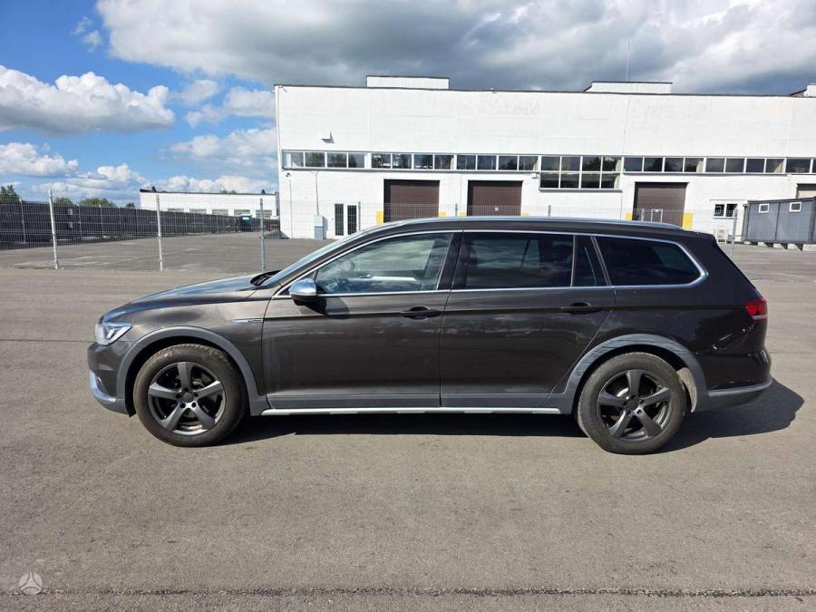 Brown Volkswagen Passat Alltrack 2016 in Marijampole, with an engine capacity of 2.00 L and mileage of 334 thousand km for 8800 €, photo 9 on AUTOMOTO.COM.LV