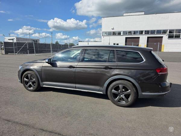Brūns Volkswagen Passat Alltrack 2016 Marijampole, ar dzinēja tilpumu 2.00 L un nobraukumu 334 tūkst. km par 8800 €, foto 9 vietnē AUTOMOTO.COM.LV