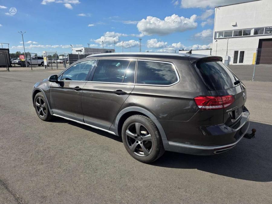 Brown Volkswagen Passat Alltrack 2016 in Marijampole, with an engine capacity of 2.00 L and mileage of 334 thousand km for 8800 €, photo 11 on AUTOMOTO.COM.LV