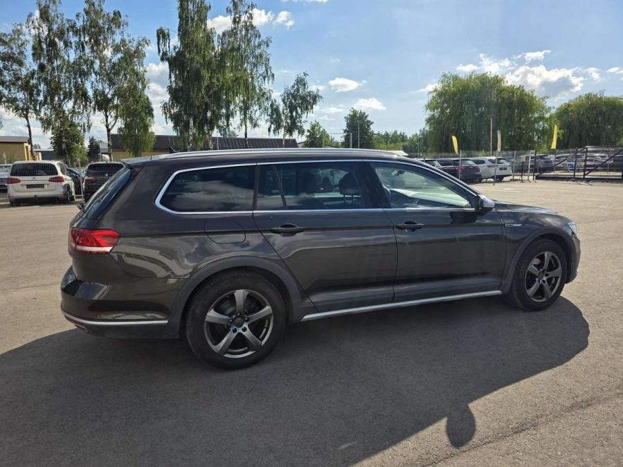 Brown Volkswagen Passat Alltrack 2016 in Marijampole, with an engine capacity of 2.00 L and mileage of 334 thousand km for 8800 €, photo 14 on AUTOMOTO.COM.LV