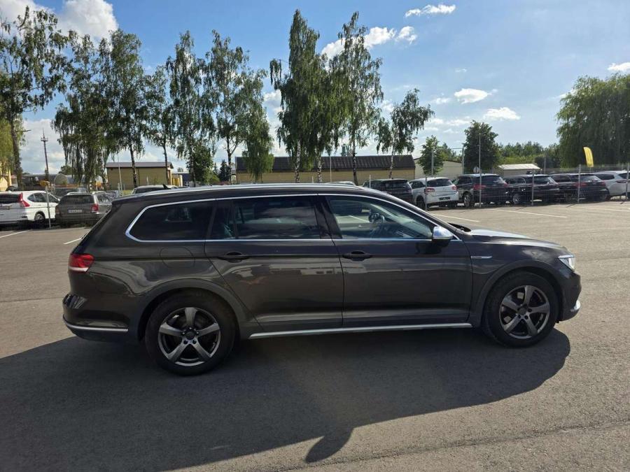 Brown Volkswagen Passat Alltrack 2016 in Marijampole, with an engine capacity of 2.00 L and mileage of 334 thousand km for 8800 €, photo 15 on AUTOMOTO.COM.LV