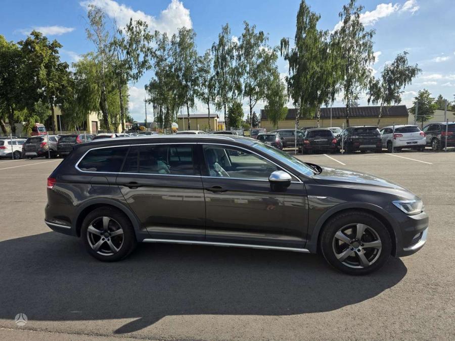 Brown Volkswagen Passat Alltrack 2016 in Marijampole, with an engine capacity of 2.00 L and mileage of 334 thousand km for 8800 €, photo 16 on AUTOMOTO.COM.LV