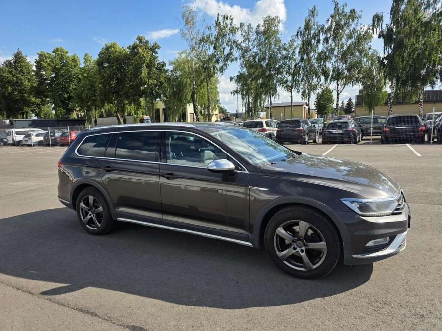 Brown Volkswagen Passat Alltrack 2016 in Marijampole, with an engine capacity of 2.00 L and mileage of 334 thousand km for 8800 €, photo 17 on AUTOMOTO.COM.LV