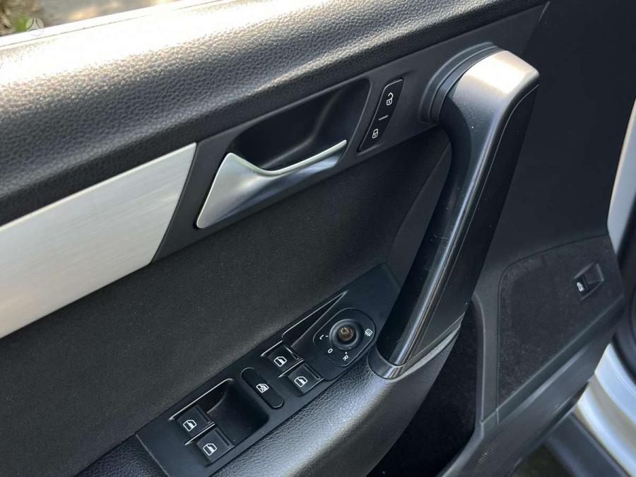 Pelēks Volkswagen Passat Alltrack 2014 Viļņa, ar dzinēja tilpumu 1.97 L un nobraukumu 220 tūkst. km par 6450 €, foto 17 vietnē AUTOMOTO.COM.LV