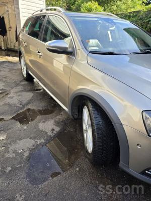 Pelēks Volkswagen Passat Alltrack 2012 Rīga, ar dzinēja tilpumu 2.00 L un nobraukumu 581 tūkst. km par 3650 €, foto 7 vietnē AUTOMOTO.COM.LV