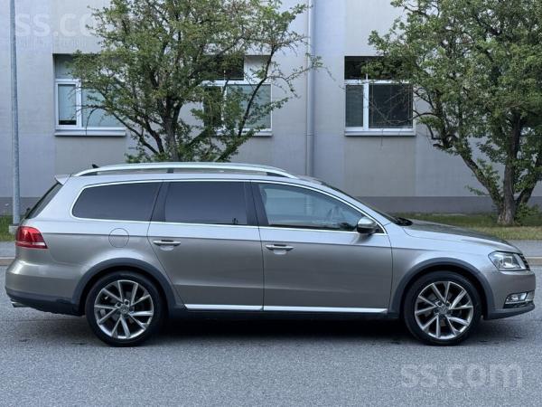 Grey Volkswagen Passat Alltrack 2013 in Riga, with an engine capacity of 2.00 L and mileage of 192 thousand km for 8250 €, photo 4 on AUTOMOTO.COM.LV