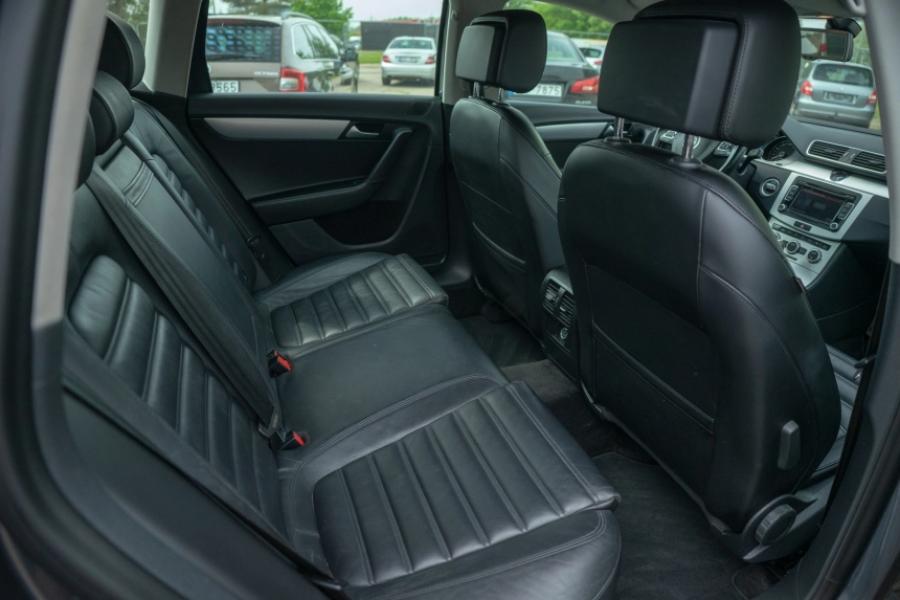 Pelēks Volkswagen Passat Alltrack 2014 Rīga, ar dzinēja tilpumu 2.00 L un nobraukumu 287 tūkst. km par 9200 €, foto 9 vietnē AUTOMOTO.COM.LV