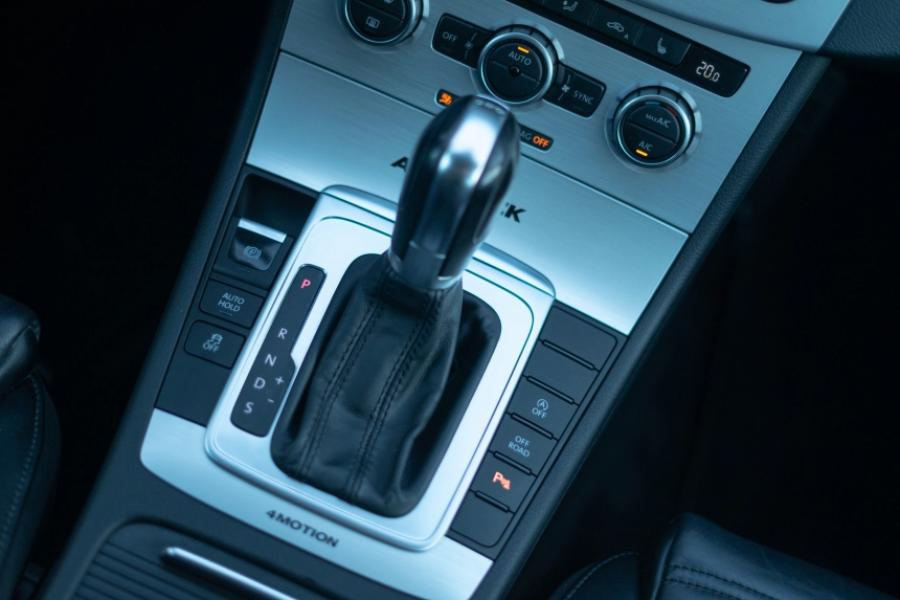 Pelēks Volkswagen Passat Alltrack 2014 Rīga, ar dzinēja tilpumu 2.00 L un nobraukumu 287 tūkst. km par 9200 €, foto 11 vietnē AUTOMOTO.COM.LV