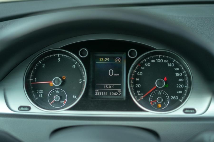 Pelēks Volkswagen Passat Alltrack 2014 Rīga, ar dzinēja tilpumu 2.00 L un nobraukumu 287 tūkst. km par 9200 €, foto 17 vietnē AUTOMOTO.COM.LV