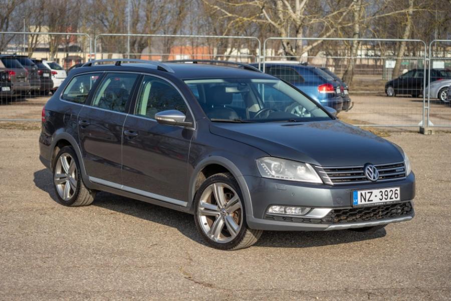 Pelēks Volkswagen Passat Alltrack 2014 Rīga, ar dzinēja tilpumu 2.00 L un nobraukumu 287 tūkst. km par 9200 €, foto 24 vietnē AUTOMOTO.COM.LV