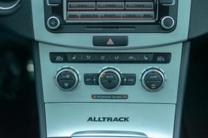 Pelēks Volkswagen Passat Alltrack 2014 Rīga, ar dzinēja tilpumu 2.00 L un nobraukumu 287 tūkst. km par 9200 €, foto 25 vietnē AUTOMOTO.COM.LV