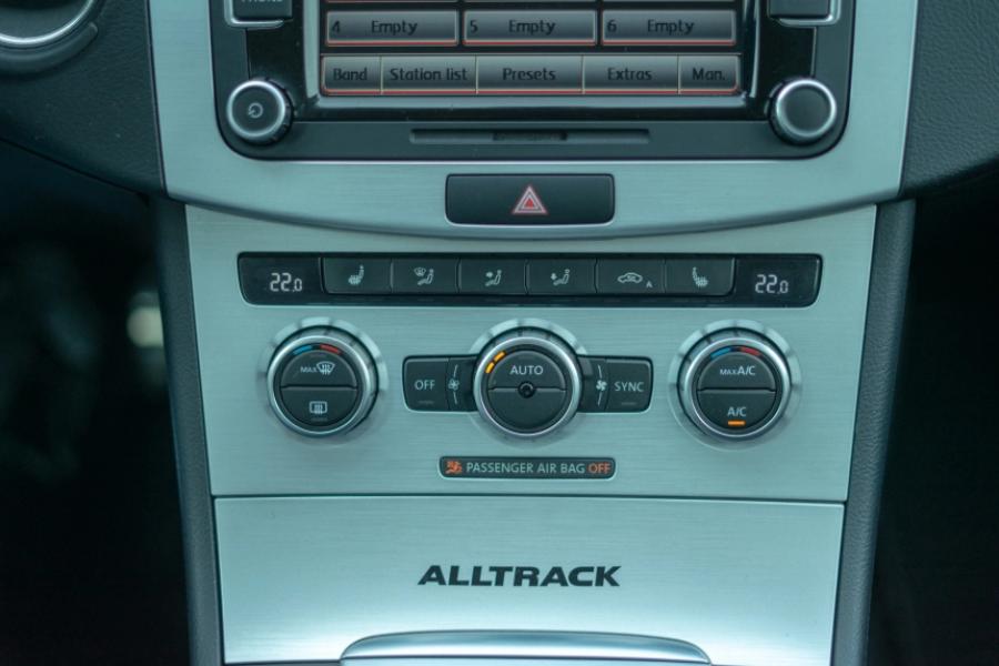 Pelēks Volkswagen Passat Alltrack 2014 Rīga, ar dzinēja tilpumu 2.00 L un nobraukumu 287 tūkst. km par 9200 €, foto 25 vietnē AUTOMOTO.COM.LV