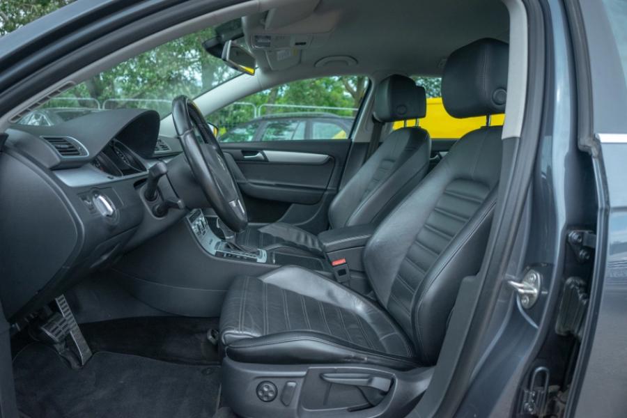 Pelēks Volkswagen Passat Alltrack 2014 Rīga, ar dzinēja tilpumu 2.00 L un nobraukumu 287 tūkst. km par 9200 €, foto 30 vietnē AUTOMOTO.COM.LV