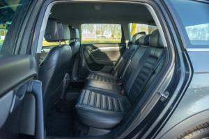 Pelēks Volkswagen Passat Alltrack 2014 Rīga, ar dzinēja tilpumu 2.00 L un nobraukumu 287 tūkst. km par 9200 €, foto 35 vietnē AUTOMOTO.COM.LV