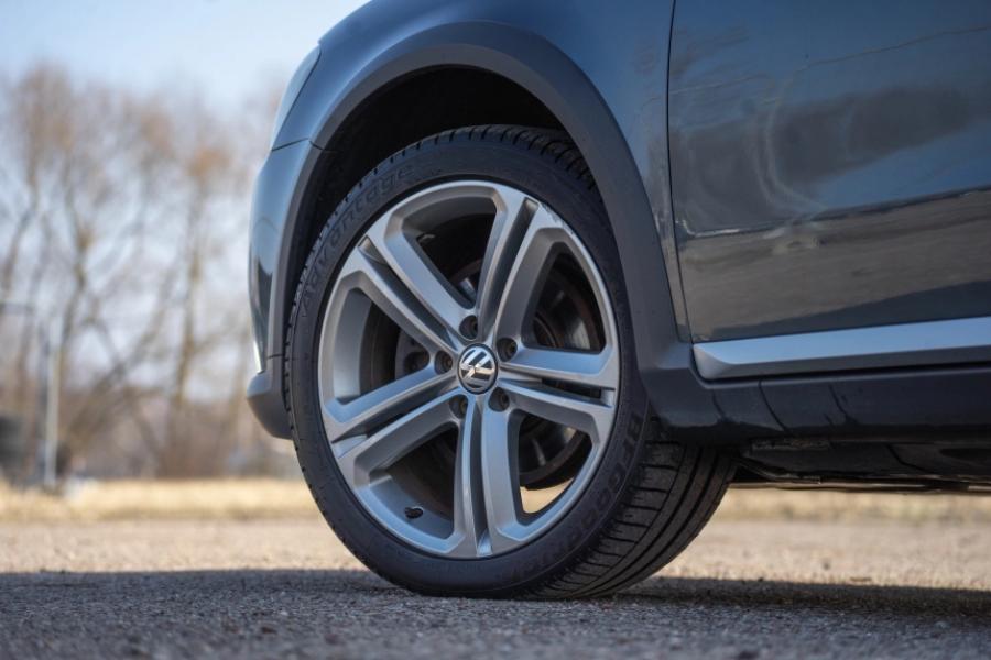 Pelēks Volkswagen Passat Alltrack 2014 Rīga, ar dzinēja tilpumu 2.00 L un nobraukumu 287 tūkst. km par 9200 €, foto 40 vietnē AUTOMOTO.COM.LV