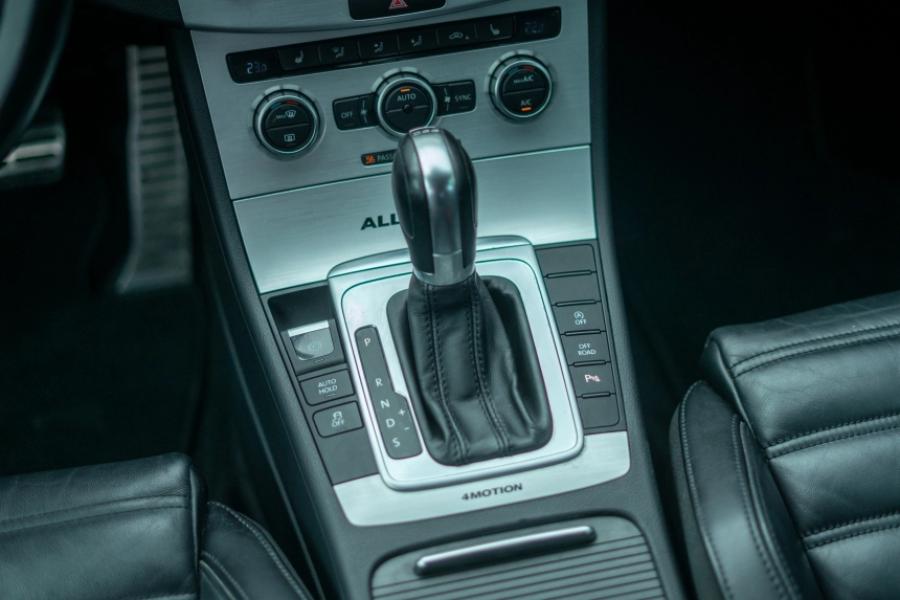 Pelēks Volkswagen Passat Alltrack 2014 Rīga, ar dzinēja tilpumu 2.00 L un nobraukumu 287 tūkst. km par 9200 €, foto 61 vietnē AUTOMOTO.COM.LV