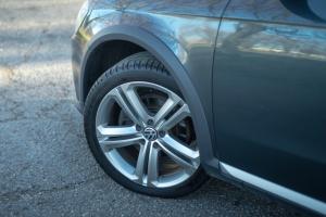 Pelēks Volkswagen Passat Alltrack 2014 Rīga, ar dzinēja tilpumu 2.00 L un nobraukumu 287 tūkst. km par 9200 €, foto 69 vietnē AUTOMOTO.COM.LV