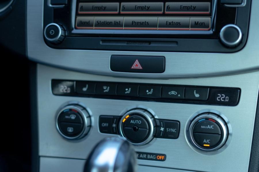 Pelēks Volkswagen Passat Alltrack 2014 Rīga, ar dzinēja tilpumu 2.00 L un nobraukumu 287 tūkst. km par 9200 €, foto 82 vietnē AUTOMOTO.COM.LV