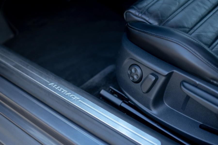 Pelēks Volkswagen Passat Alltrack 2014 Rīga, ar dzinēja tilpumu 2.00 L un nobraukumu 287 tūkst. km par 9200 €, foto 98 vietnē AUTOMOTO.COM.LV