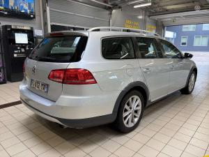 Pelēks Volkswagen Passat Alltrack 2014 Viļņa, ar dzinēja tilpumu 2.00 L un nobraukumu 200 tūkst. km par 7000 €, foto  vietnē AUTOMOTO.COM.LV