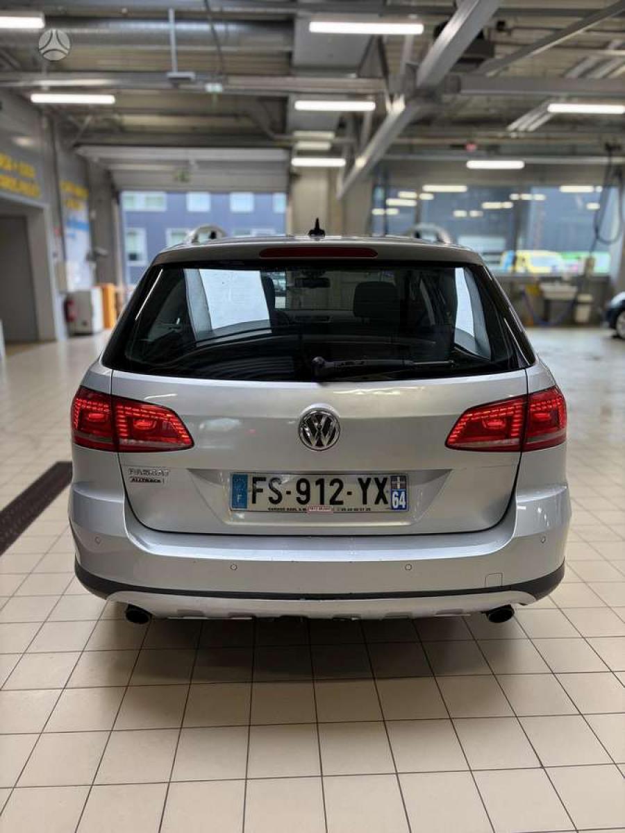 Pelēks Volkswagen Passat Alltrack 2014 Viļņa, ar dzinēja tilpumu 2.00 L un nobraukumu 200 tūkst. km par 7000 €, foto 4 vietnē AUTOMOTO.COM.LV