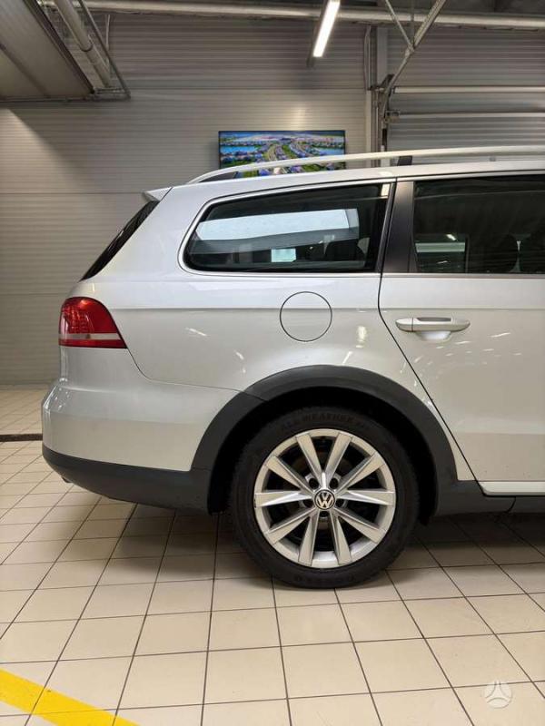 Pelēks Volkswagen Passat Alltrack 2014 Viļņa, ar dzinēja tilpumu 2.00 L un nobraukumu 200 tūkst. km par 7000 €, foto 4 vietnē AUTOMOTO.COM.LV