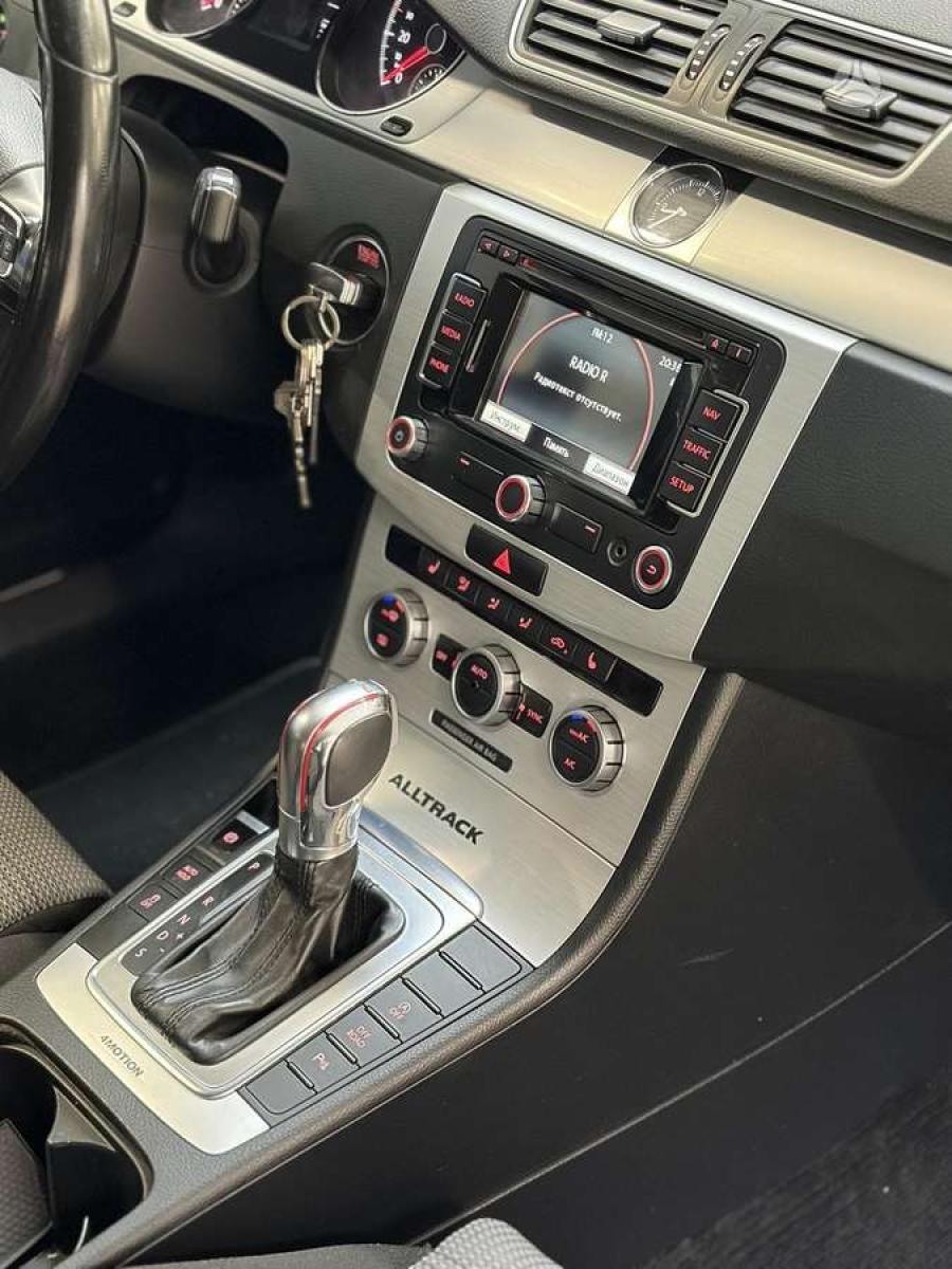 Pelēks Volkswagen Passat Alltrack 2014 Viļņa, ar dzinēja tilpumu 2.00 L un nobraukumu 200 tūkst. km par 7000 €, foto 6 vietnē AUTOMOTO.COM.LV