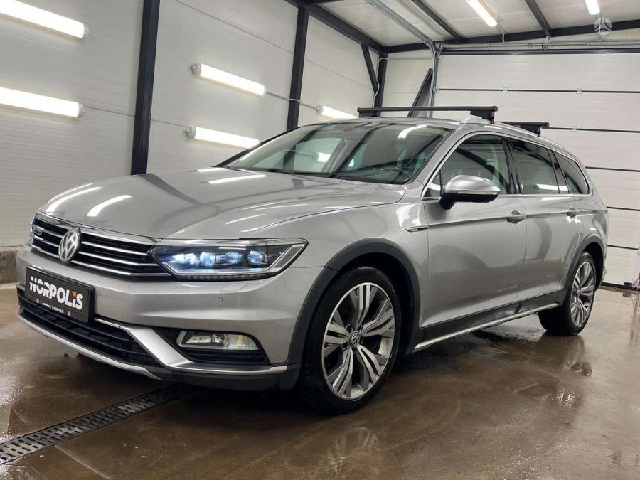 Grey Volkswagen Passat Alltrack 2015 in Vilnius, with an engine capacity of 1.97 L and mileage of 296 thousand km for 13800 €, photo 1 on AUTOMOTO.COM.LV