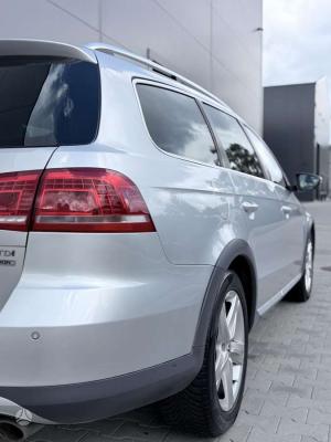 Grey Volkswagen Passat Alltrack 2015 in Vilnius, with an engine capacity of 1.97 L and mileage of 244 thousand km for 7300 €, photo 6 on AUTOMOTO.COM.LV