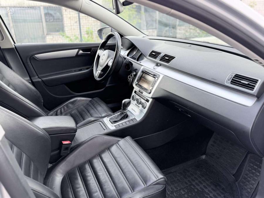 Grey Volkswagen Passat Alltrack 2015 in Vilnius, with an engine capacity of 1.97 L and mileage of 244 thousand km for 7300 €, photo 13 on AUTOMOTO.COM.LV