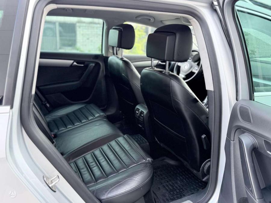 Grey Volkswagen Passat Alltrack 2015 in Vilnius, with an engine capacity of 1.97 L and mileage of 244 thousand km for 7300 €, photo 15 on AUTOMOTO.COM.LV