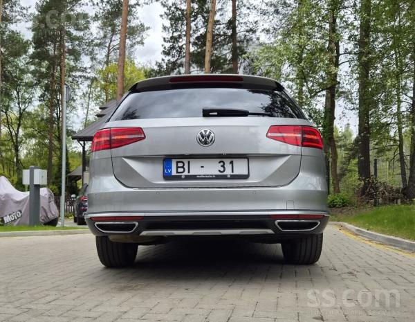 Grey Volkswagen Passat Alltrack 2017 in Riga, with an engine capacity of 2.00 L and mileage of 156 thousand km for 19900 €, photo 4 on AUTOMOTO.COM.LV