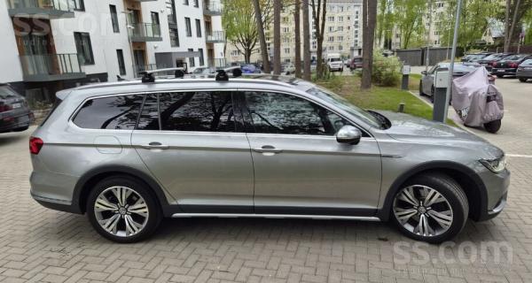 Grey Volkswagen Passat Alltrack 2017 in Riga, with an engine capacity of 2.00 L and mileage of 156 thousand km for 19900 €, photo 5 on AUTOMOTO.COM.LV