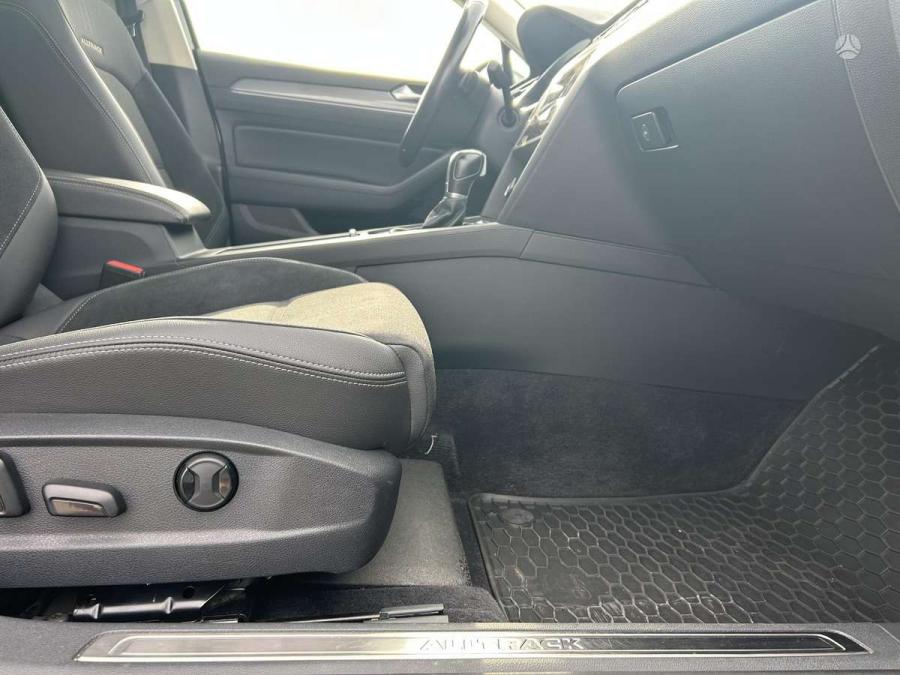 Pelēks Volkswagen Passat Alltrack 2017 Viļņa, ar dzinēja tilpumu 1.97 L un nobraukumu 309 tūkst. km par 15500 €, foto 36 vietnē AUTOMOTO.COM.LV