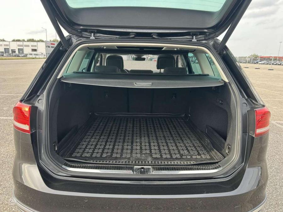 Pelēks Volkswagen Passat Alltrack 2017 Viļņa, ar dzinēja tilpumu 1.97 L un nobraukumu 309 tūkst. km par 15500 €, foto 39 vietnē AUTOMOTO.COM.LV