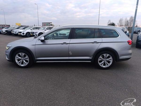 Grey Volkswagen Passat Alltrack 2018 in Avizieniai, with an engine capacity of 2.00 L and mileage of 115 thousand km for 19900 €, photo 2 on AUTOMOTO.COM.LV