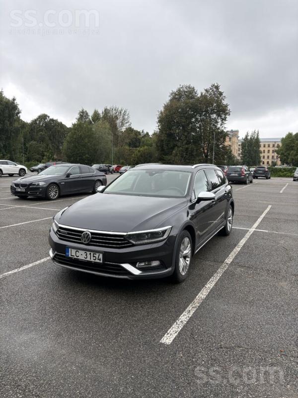 Grey Volkswagen Passat Alltrack 2018 in Riga, with an engine capacity of 2.00 L and mileage of 274 thousand km for 13750 €, photo 4 on AUTOMOTO.COM.LV