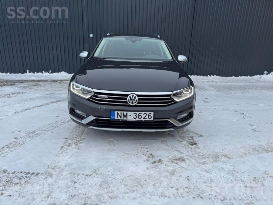 Grey Volkswagen Passat Alltrack 2019 in Riga, with an engine capacity of 2.00 L and mileage of 165 thousand km for 17900 €, photo 8 on AUTOMOTO.COM.LV