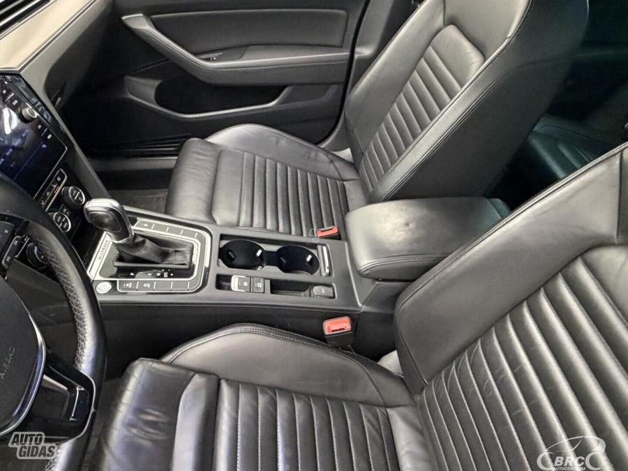 Grey Volkswagen Passat Alltrack 2019 in Avizieniai, with an engine capacity of 2.00 L and mileage of 157 thousand km for 18900 €, photo 25 on AUTOMOTO.COM.LV