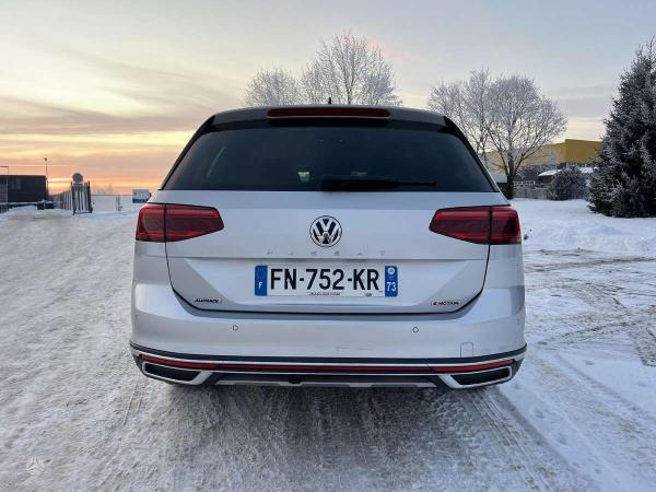 Grey Volkswagen Passat Alltrack 2020 in Vilnius, with an engine capacity of 1.97 L and mileage of 185 thousand km for 17400 €, photo 8 on AUTOMOTO.COM.LV