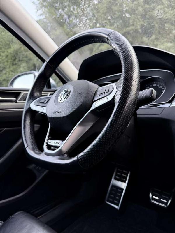 Grey Volkswagen Passat Alltrack 2020 in Utena, with an engine capacity of 1.97 L and mileage of 118 thousand km for 16350 €, photo 3 on AUTOMOTO.COM.LV