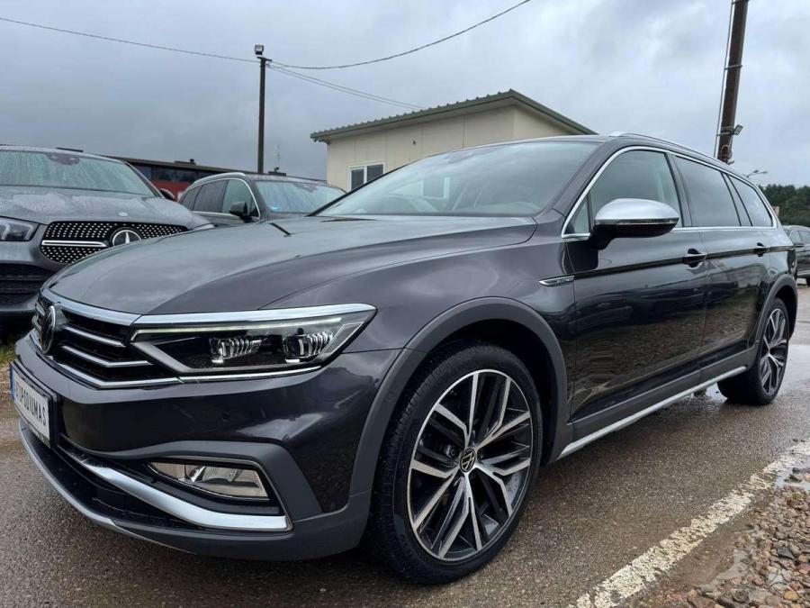 Grey Volkswagen Passat Alltrack 2021 in Vilnius, with an engine capacity of 2.00 L and mileage of 57 thousand km for 28100 €, photo 1 on AUTOMOTO.COM.LV