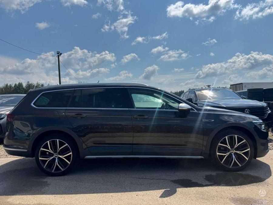 Pelēks Volkswagen Passat Alltrack 2022 Viļņa, ar dzinēja tilpumu 2.00 L un nobraukumu 137 tūkst. km par 24600 €, foto 6 vietnē AUTOMOTO.COM.LV