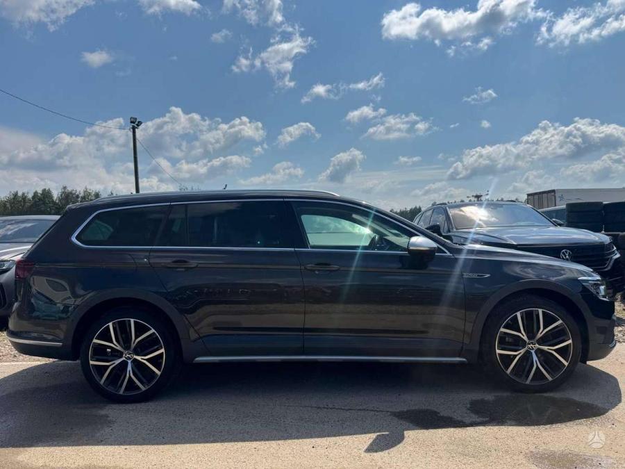 Grey Volkswagen Passat Alltrack 2022 in Vilnius, with an engine capacity of 2.00 L and mileage of 137 thousand km for 24200 €, photo 6 on AUTOMOTO.COM.LV