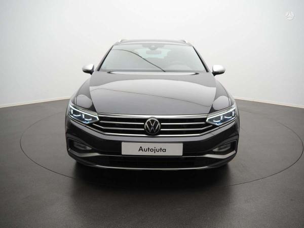 Pelēks Volkswagen Passat Alltrack 2023 Viļņa, ar dzinēja tilpumu 2.00 L un nobraukumu 134 tūkst. km par 29500 €, foto 2 vietnē AUTOMOTO.COM.LV