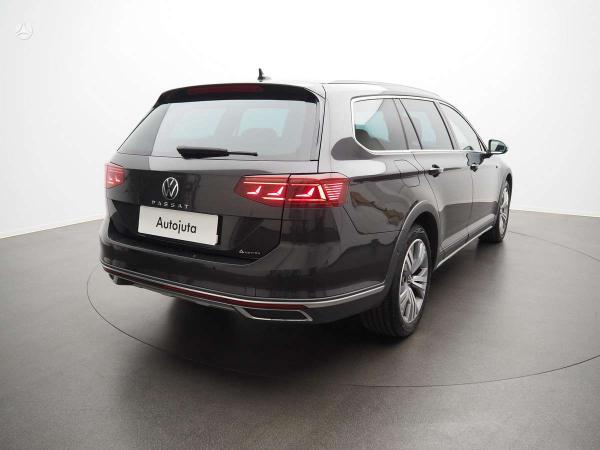 Pelēks Volkswagen Passat Alltrack 2023 Viļņa, ar dzinēja tilpumu 2.00 L un nobraukumu 134 tūkst. km par 29500 €, foto 4 vietnē AUTOMOTO.COM.LV